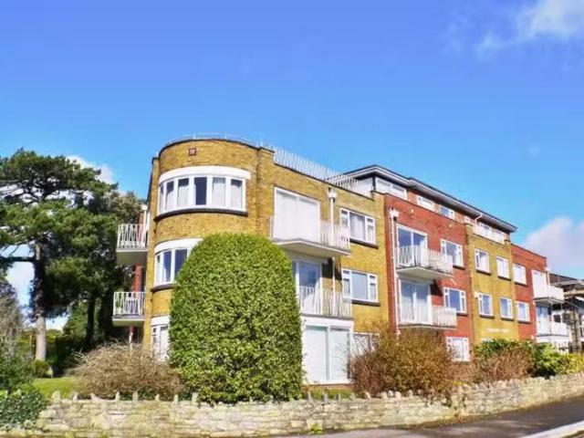 Cozy 1 BA 3 bedroom flat for rent in Canford Cliffs, BH13