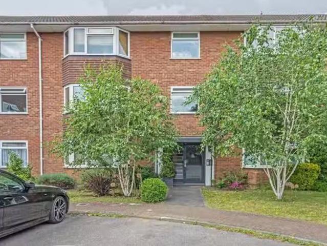 Cozy 1 BA 3 bedroom flat for rent in Anglesea Road, Kingston.