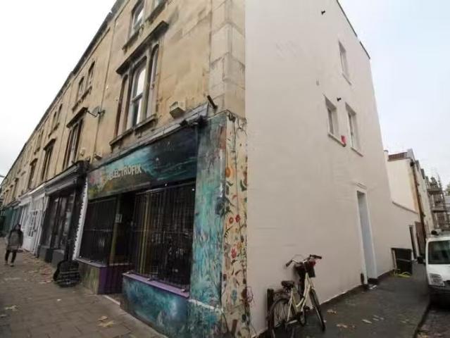Unique 1 BA 3 bedroom flat for rent in Alma Vale Road, Bristol.