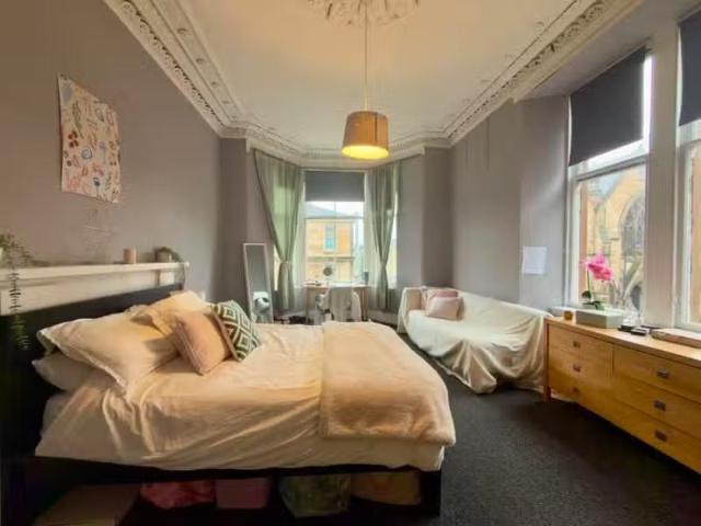 Unique 1 BA 3 bedroom flat for rent in Gibson Street, Hillhead.