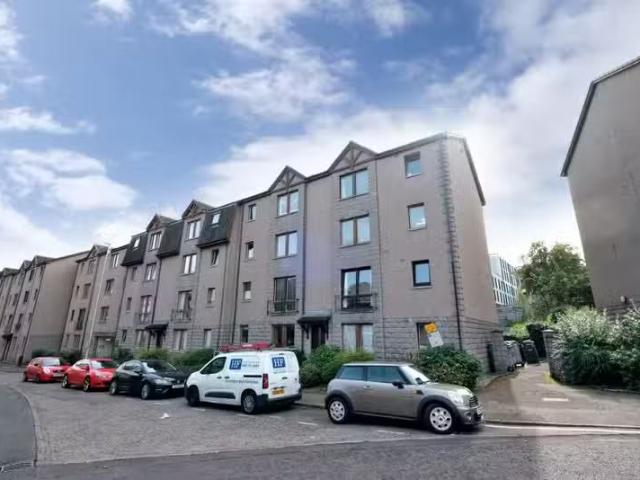 Just in! 1 BA 3 bedroom flat for rent in Glendale Mews, Ferryh.