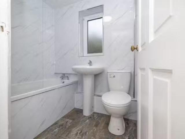 Cozy 1 BA 3 bedroom flat for rent in Denhead Crescent, Dundee.