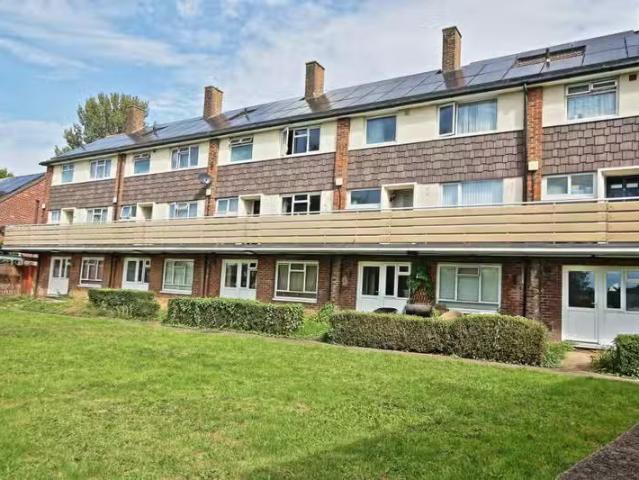 Charming 1 BA 3 bedroom flat for rent in Knaphill, Woking, GU21