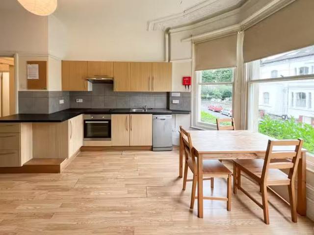 Charming 1 BA 3 bedroom flat for rent in Hampton Road, Redland.