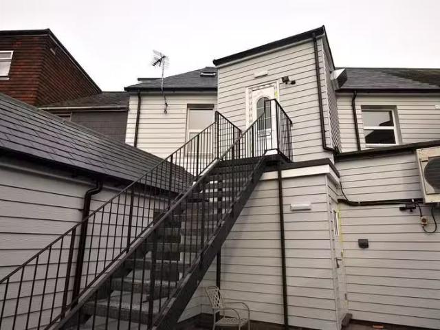 Rental! 1 BA 3 bedroom flat for rent in High Street, Hailsham.