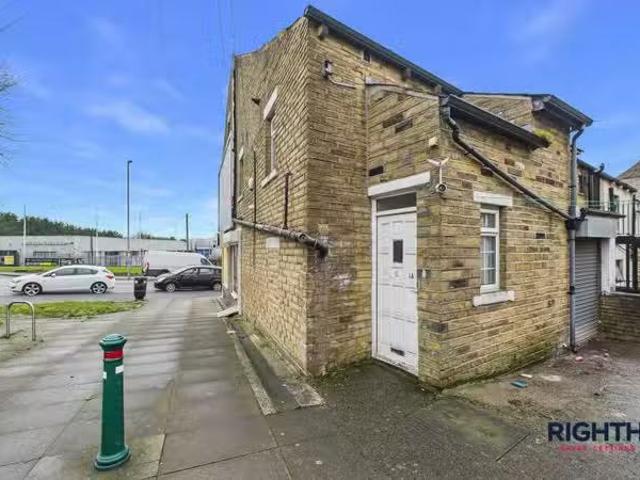 Just in! 1 BA 3 bedroom flat for rent in Legrams Lane, Bradfor.