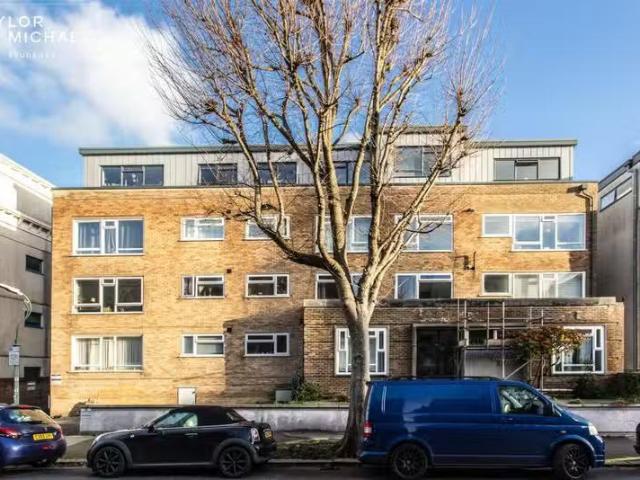 Just in! 1 BA 3 bedroom flat for rent in Salisbury Road, Hove.