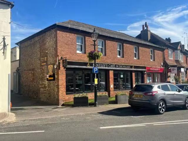 Just in! 1 BA 3 bedroom flat for rent in The Square, Angmering.