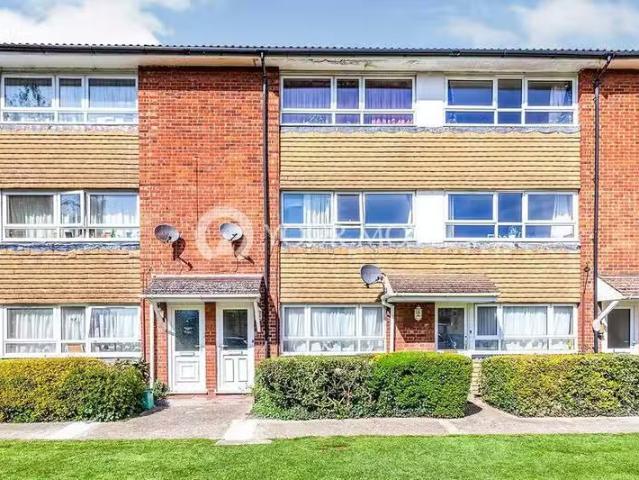 Cozy 1 BA 3 bedroom Flat to rent, Mandeville Court Strode Stre.