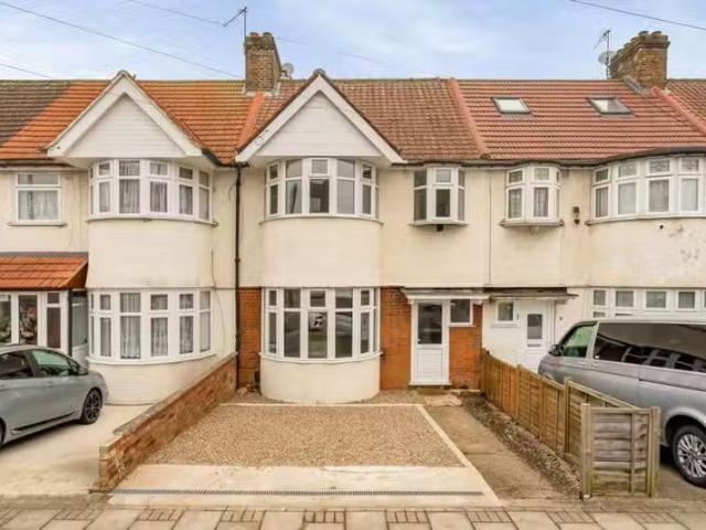 Deal! 1 BA 3 bedroom house for rent in Charlton Road, Harrow.