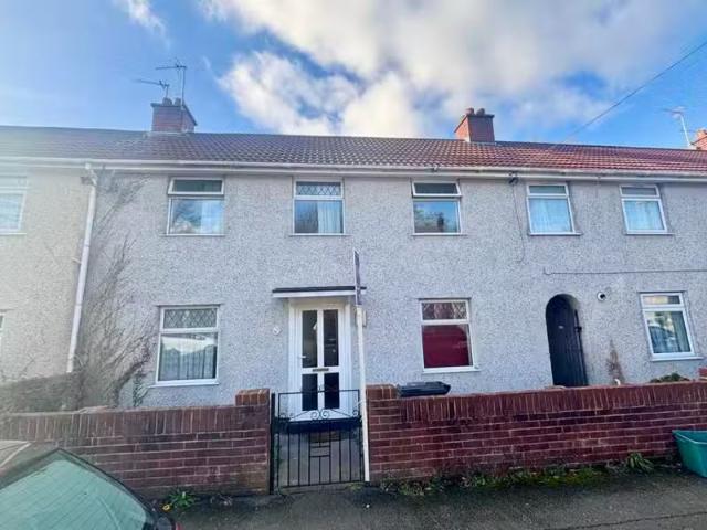 Just in! 1 BA 3 bedroom house for rent in Clare Road, Kingswoo.