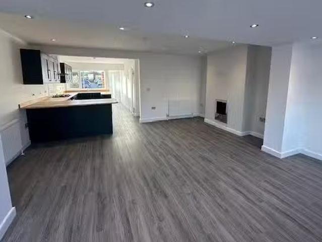 Deal! 1 BA 3 bedroom house for rent in Coningsby Drive, KIDDER.