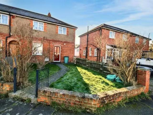 Cheap 1 BA 3 bedroom house for rent in Court Road, Eastbourne.