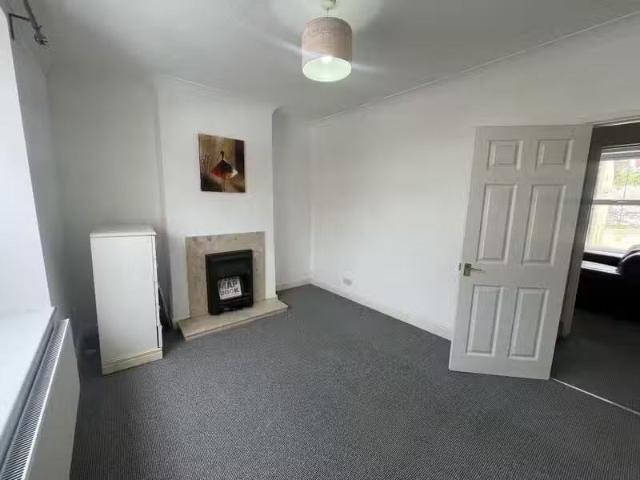 Cozy 1 BA 3 bedroom house for rent in Croft Street, Cardiff, C.