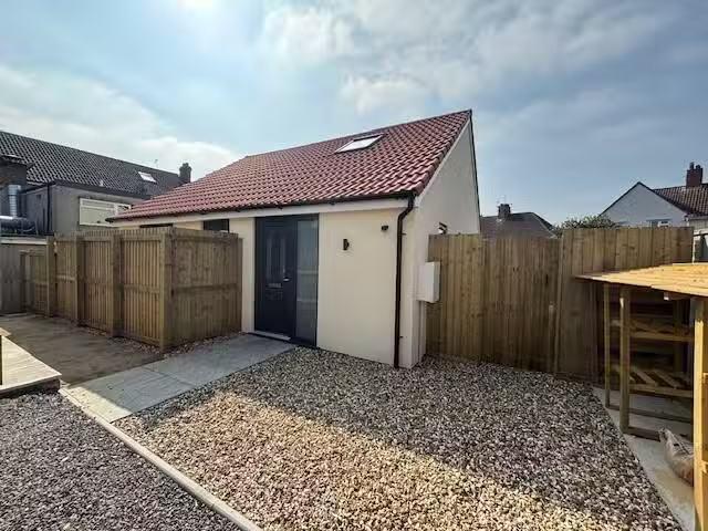 Rental! 1 BA 3 bedroom house for rent in Gillard Road, Kingswo.