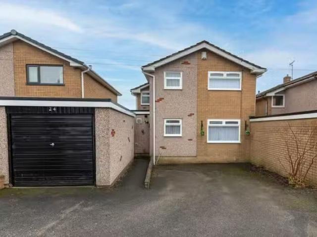 Cheap 1 BA 3 bedroom link detached house for rent in Manor Dri.