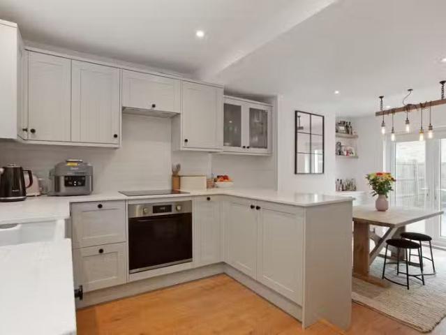 Cheap 1 BA 3 bedroom property to let in Brooklands Lane, Weybr.