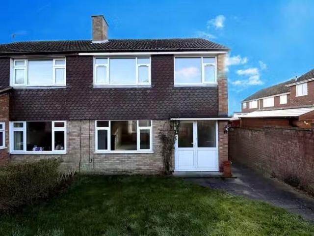 Just in! 1 BA 3 bedroom semi detached house for rent in Bakers.