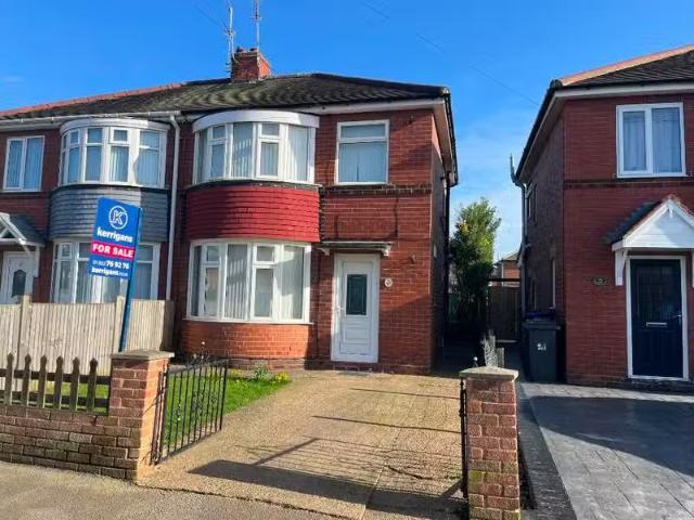 Cheap 1 BA 3 bedroom semi detached house for rent in Drake Roa.