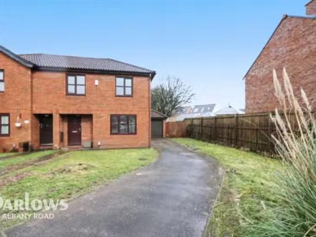 Charming 1 BA 3 bedroom semi detached house for rent in Howard.