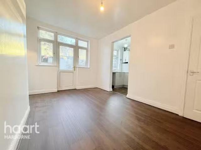 Charming 1 BA 3 bedroom semi detached house for rent in Norman.