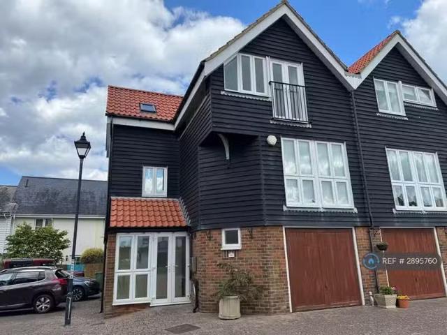 Just in! 1 BA 3 bedroom semi detached house for rent in Newman.
