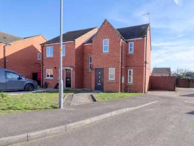 Rental! 1 BA 3 bedroom semi detached house for rent in Queens.