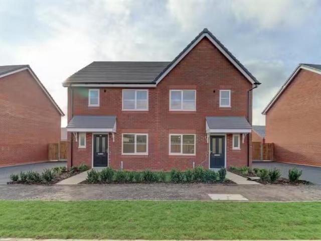 Unique 1 BA 3 bedroom semi detached house for rent in Ravenhal.