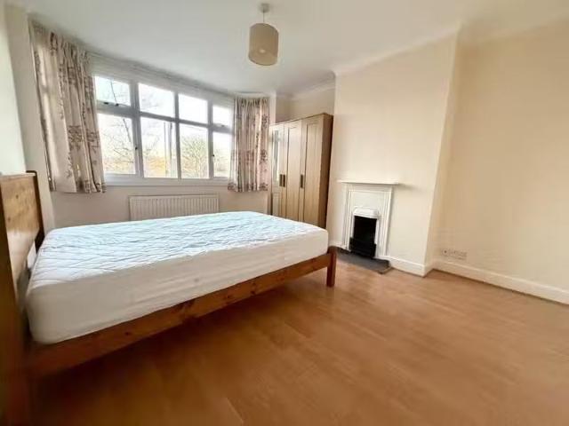 Just in! 1 BA 3 bedroom semi detached house for rent in Radfor.