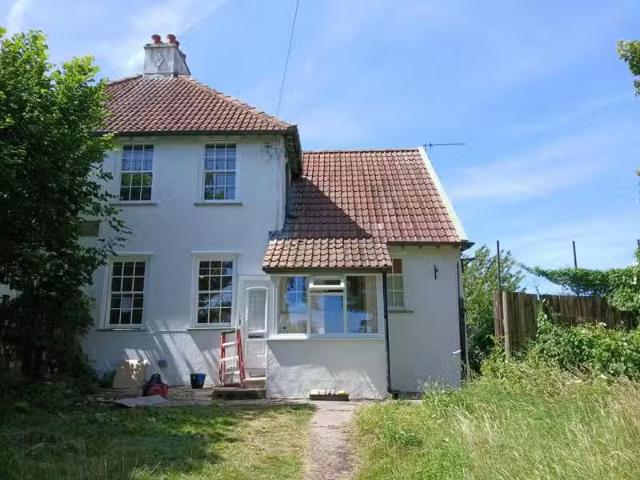 Just in! 1 BA 3 bedroom semi detached house for rent in Windmi.