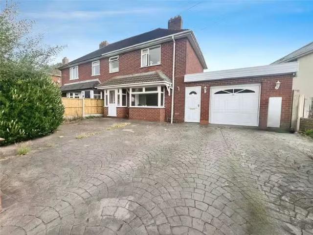 Nice 1 BA 3 bedroom Semi Detached House to rent, Wood Lane, Pe.