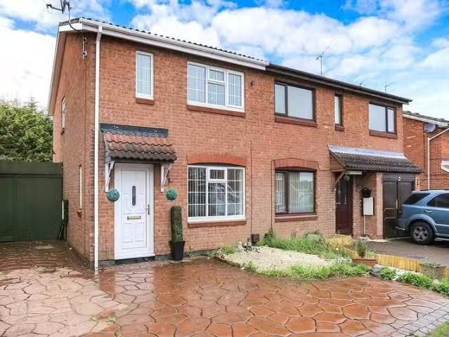 Rental! 1 BA 3 bedroom Semi Detached House to rent, Canterbury.