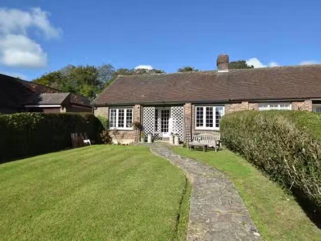 For Rent! 1 BA 3 bedroom terraced bungalow for rent in Wayside.