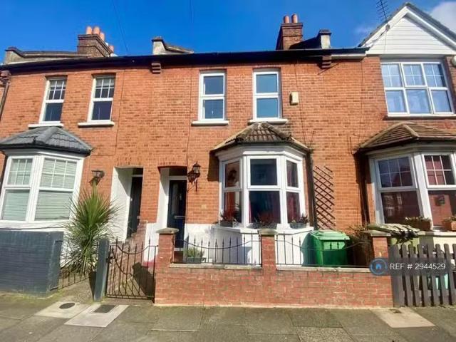 Just in! 1 BA 3 bedroom terraced house for rent in Morgan Road.