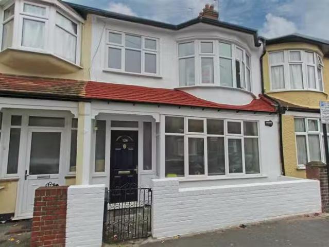 Just in! 1 BA 3 bedroom terraced house for rent in Addiscombe.