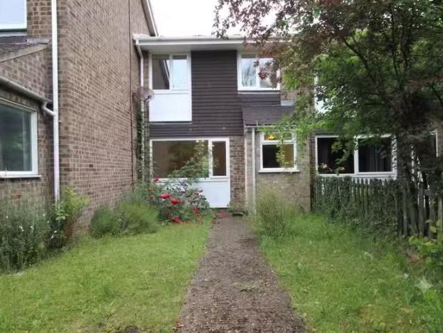 Just in! 1 BA 3 bedroom terraced house for rent in Bishops Roa.
