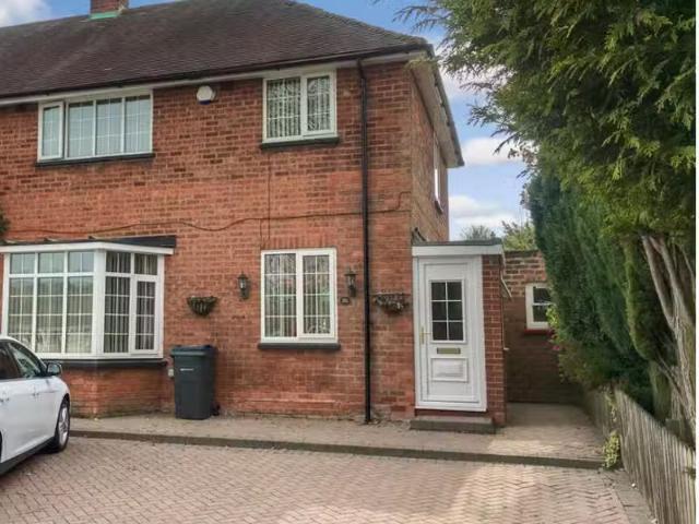 Just in! 1 BA 3 bedroom terraced house for rent in Clarence Ro.