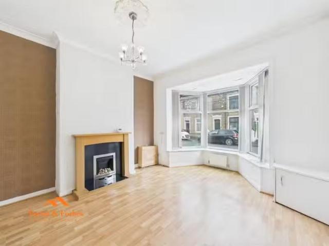 Unique 1 BA 3 bedroom terraced house for rent in Commercial St.