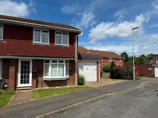 Just in! 1 BA 3 bedroom terraced house for rent in Cromer Way.