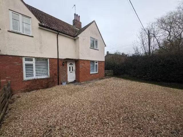 Just in! 1 BA 3 bedroom terraced house for rent in Dibbens Row.