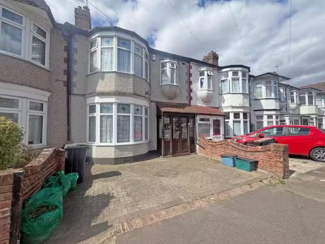 Charming 1 BA 3 bedroom terraced house for rent in Hamilton Av.