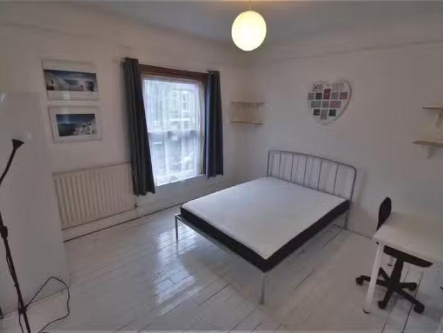 Nice 1 BA 3 bedroom terraced house for rent in Hollis Road, St.