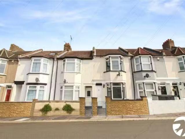 New 1 BA 3 bedroom terraced house for rent in Knockhall Chase.