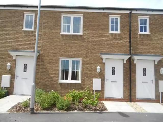 Just in! 1 BA 3 bedroom terraced house for rent in Wyndham Par.