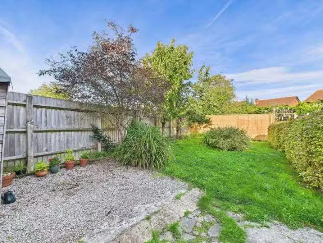 Cheap 1 BA 3 bedroom terraced house for rent in Wakedean Garde.