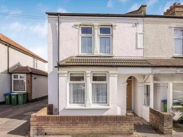 Just in! 1 BA 3 bedroom terraced house for rent in Warwick Roa.