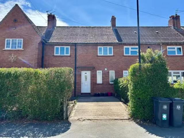 Just in! 1 BA 3 bedroom terraced house for rent in Wilton Clos.