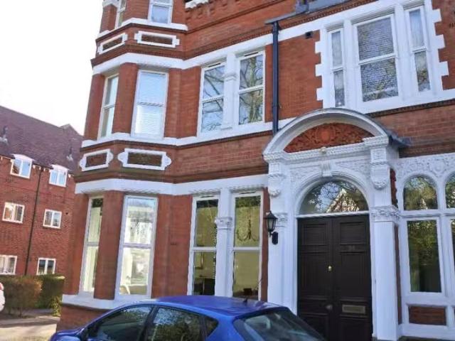 Just in! 1 BA 1 bedroom apartment for rent in Wake Green Road.