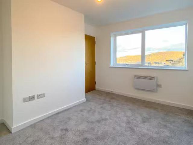 Charming 1 BA 1 bedroom apartment for rent in West Parade, Hal.