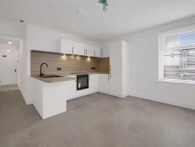 Nice 1 BA 1 bedroom apartment for rent in Cathedral Road, Pont.